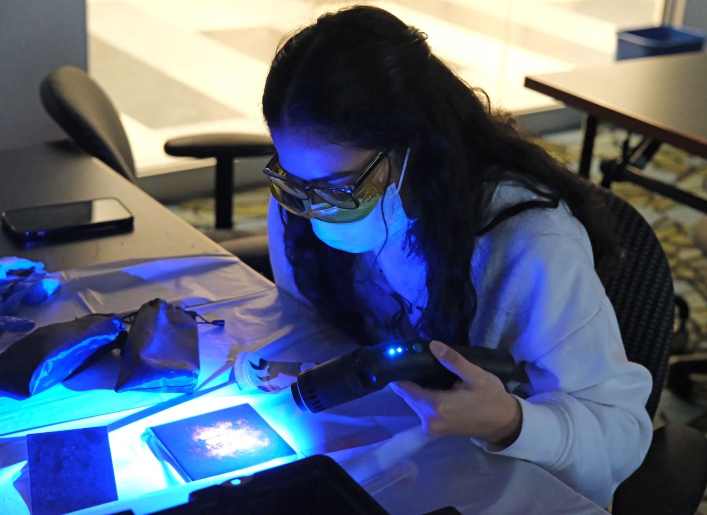 Criminal Investigation - Fluorescence Fingerprint Lab
